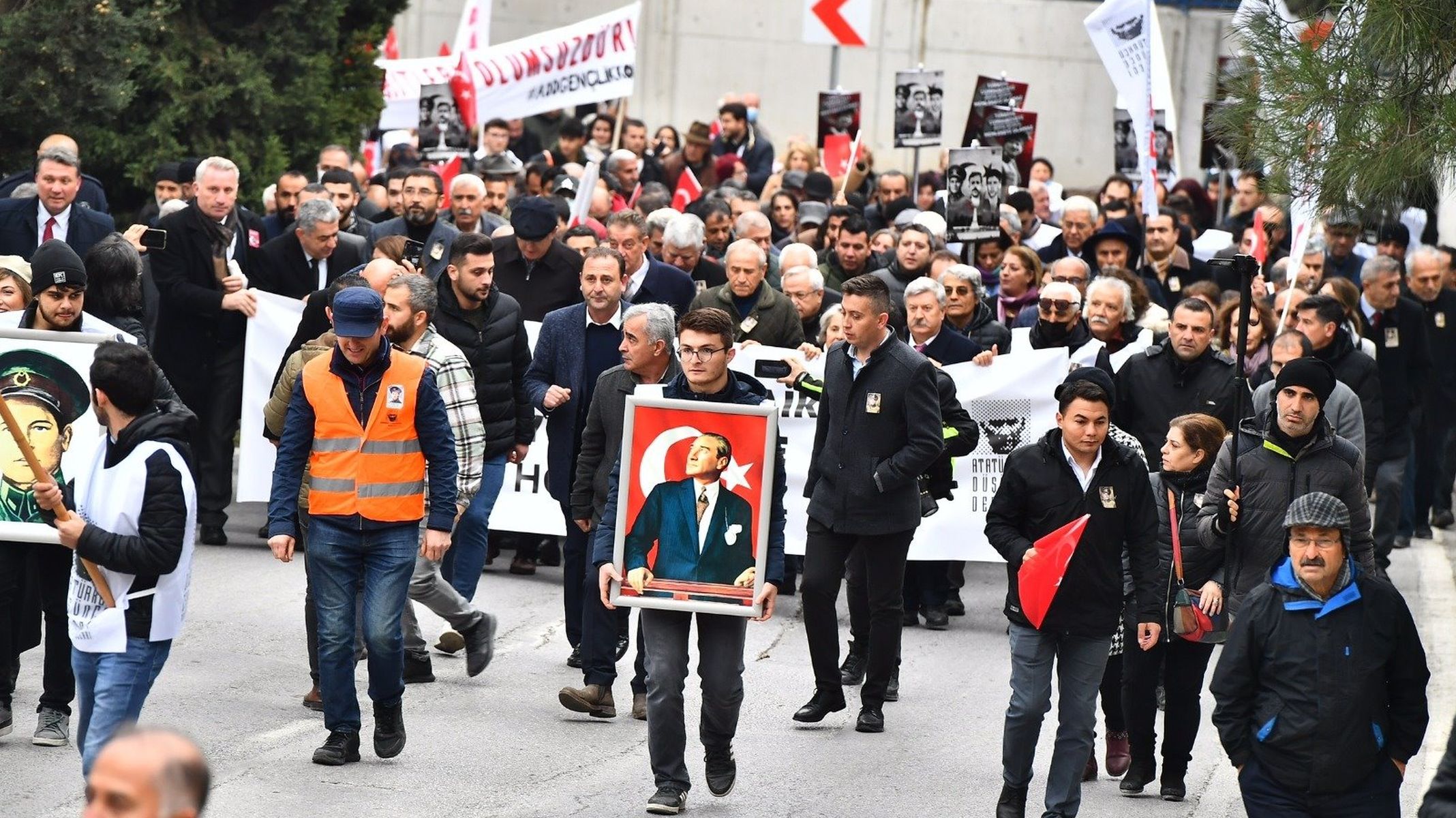 Devrim Sehitleri Astegmen Kubilay ve Silah Arkadaslari Menemende Anildi