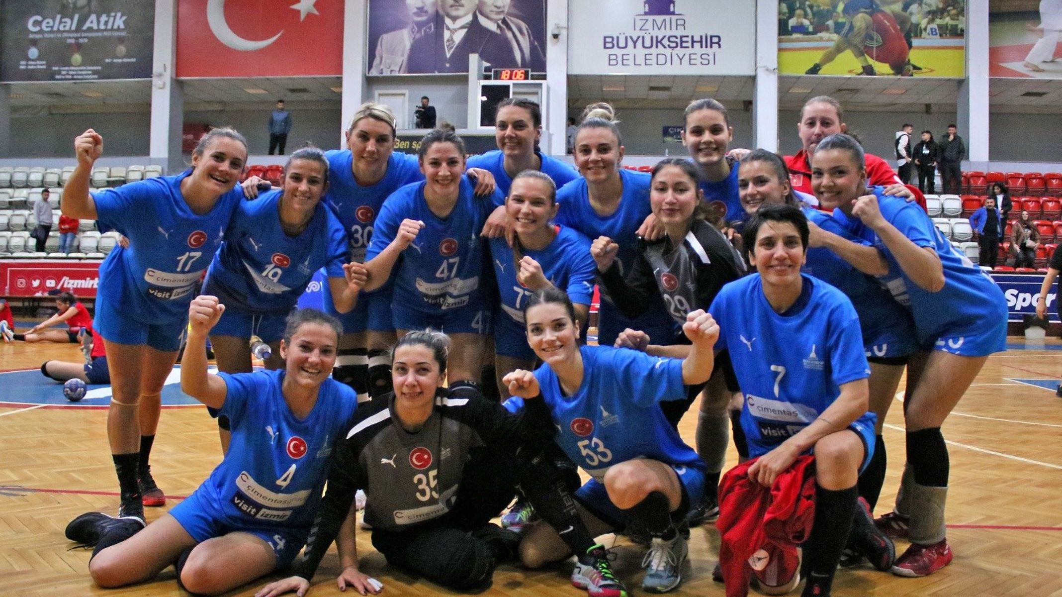 İzmir Büyükşehir Belediyesi Hentbol Kadın Takımı Tur Kapısını Araladı